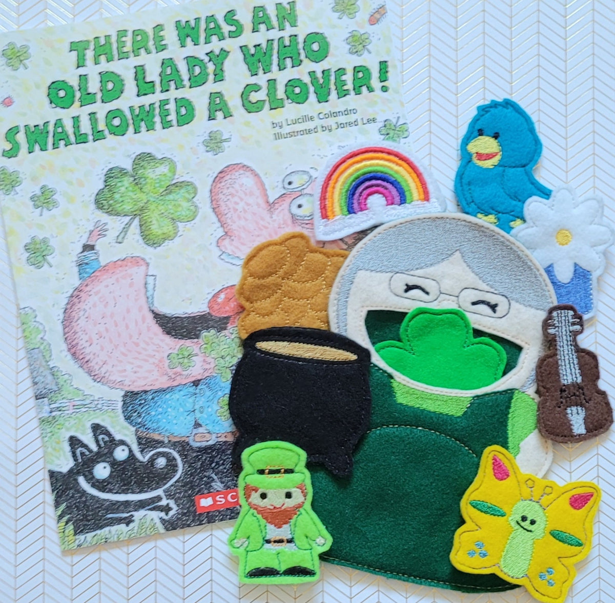 Old Lady Who Swallowed a Clover Finger Puppet Set – busybobbinco